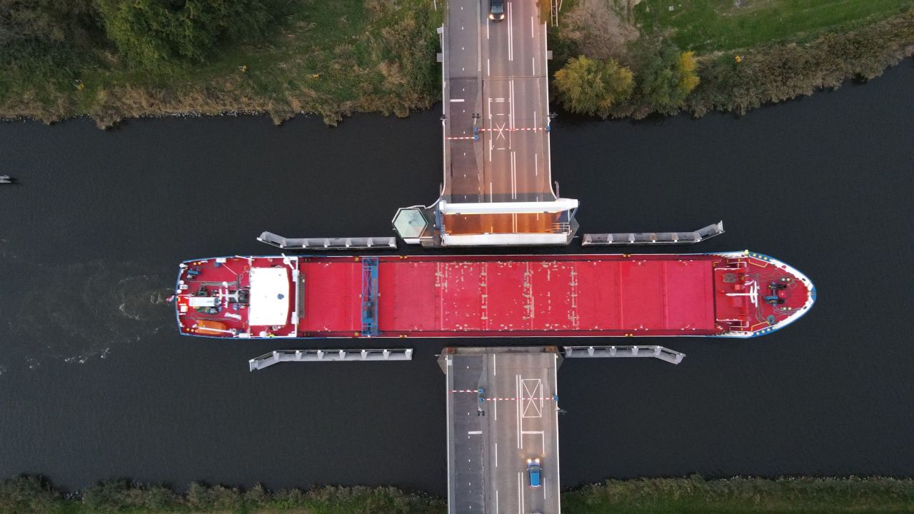 Eems Solar passing Weiwerderbrug